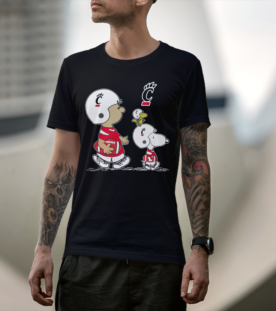 Cincinnati Bearcats Peanuts Characters Football Helmets And Jerseys T-Shirt