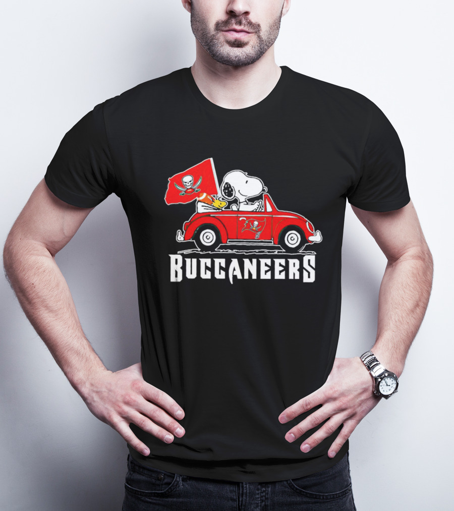 Snoopy And Woodstock In Car With Buccaneers Flag T-Shirt
