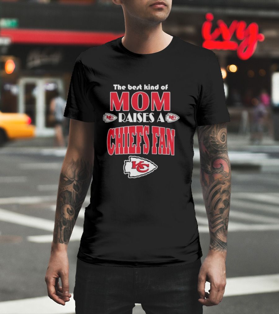 The Best Kind Of Mom Raises A Chiefs Fan Kansas City Chiefs T-Shirt