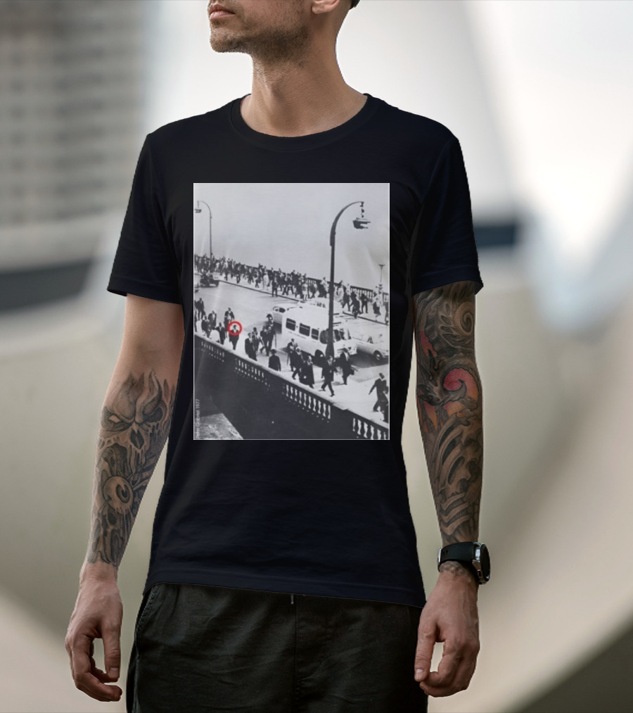 Peter Gabriel In 1977 Urban Crowd With Red Circle Highlight T-Shirt
