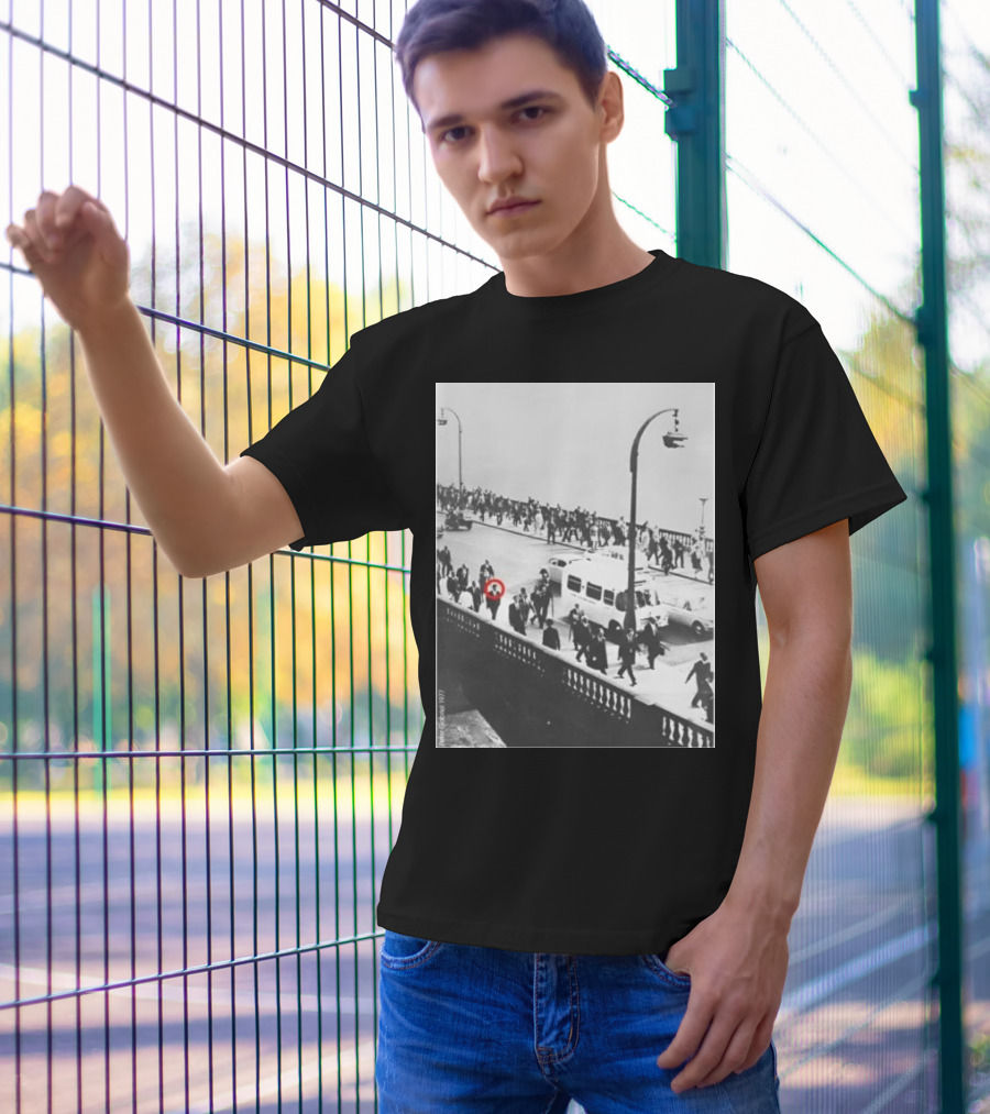 Peter Gabriel In 1977 Urban Crowd With Red Circle Highlight T-Shirt