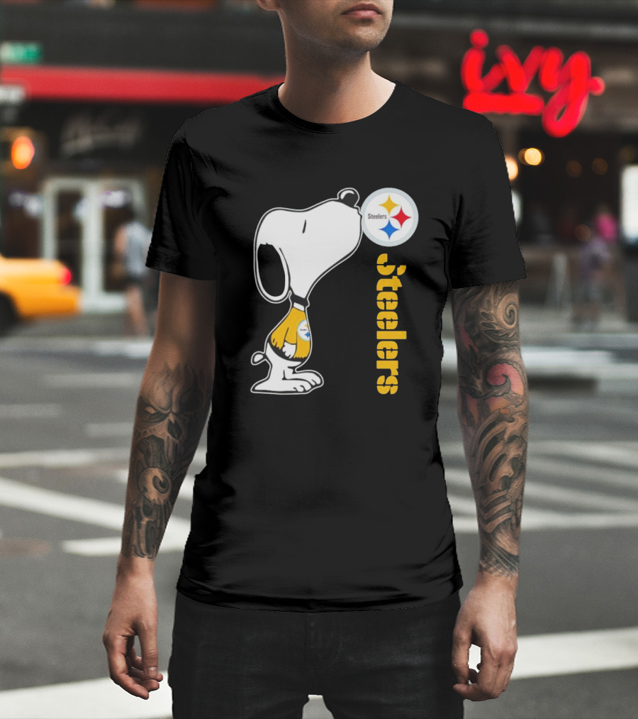Snoopy Steelers Football Logo Kiss T-Shirt