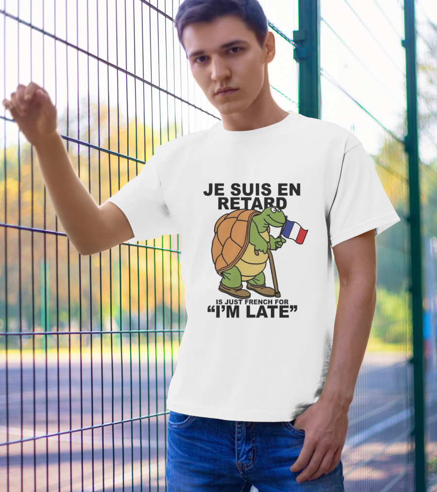 Je Suis En Retard Turtle Holding French Flag I’m Late T-Shirt