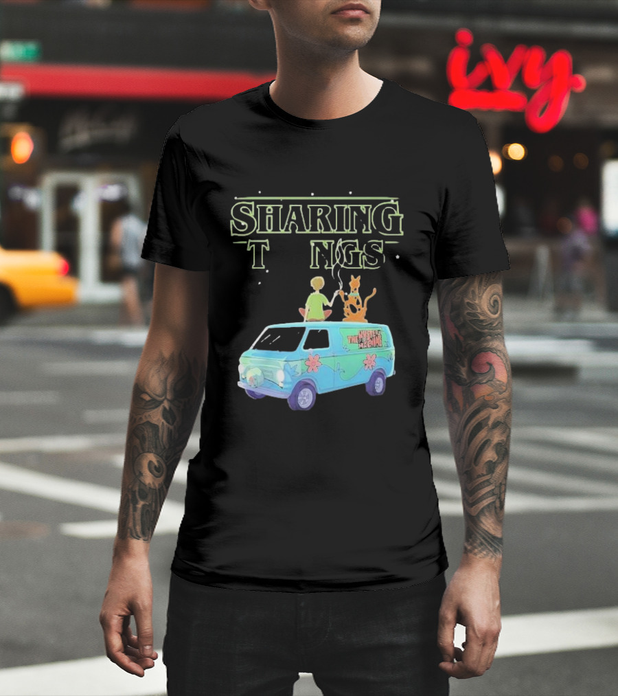 Scooby Doo Sharing Tings With Mystery Machine T-Shirt
