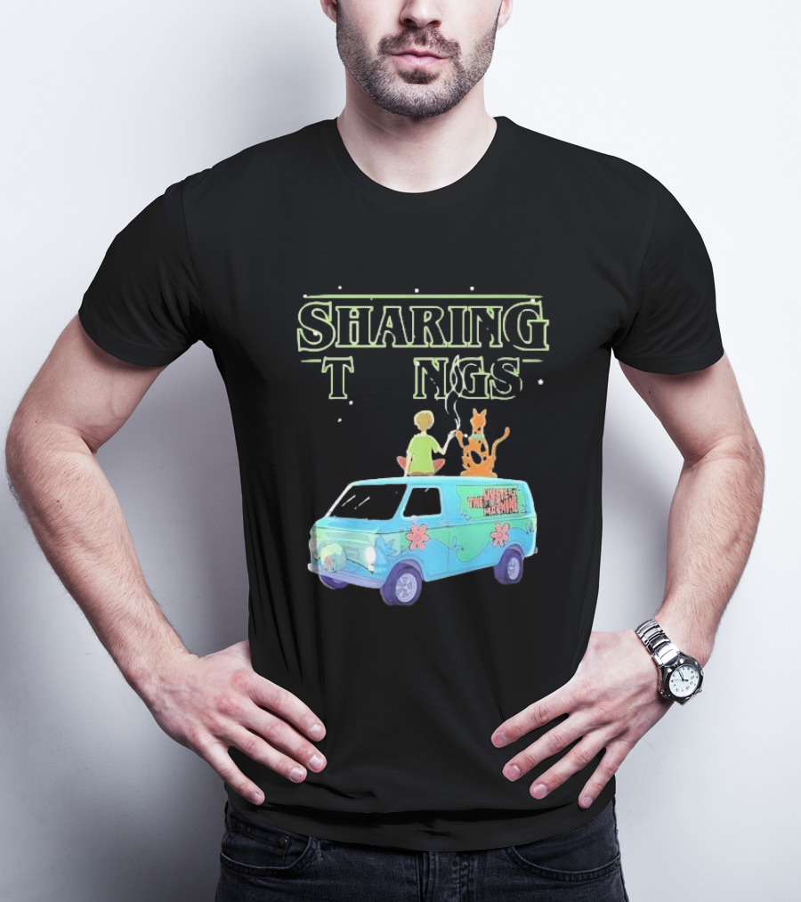 Scooby Doo Sharing Tings With Mystery Machine T-Shirt