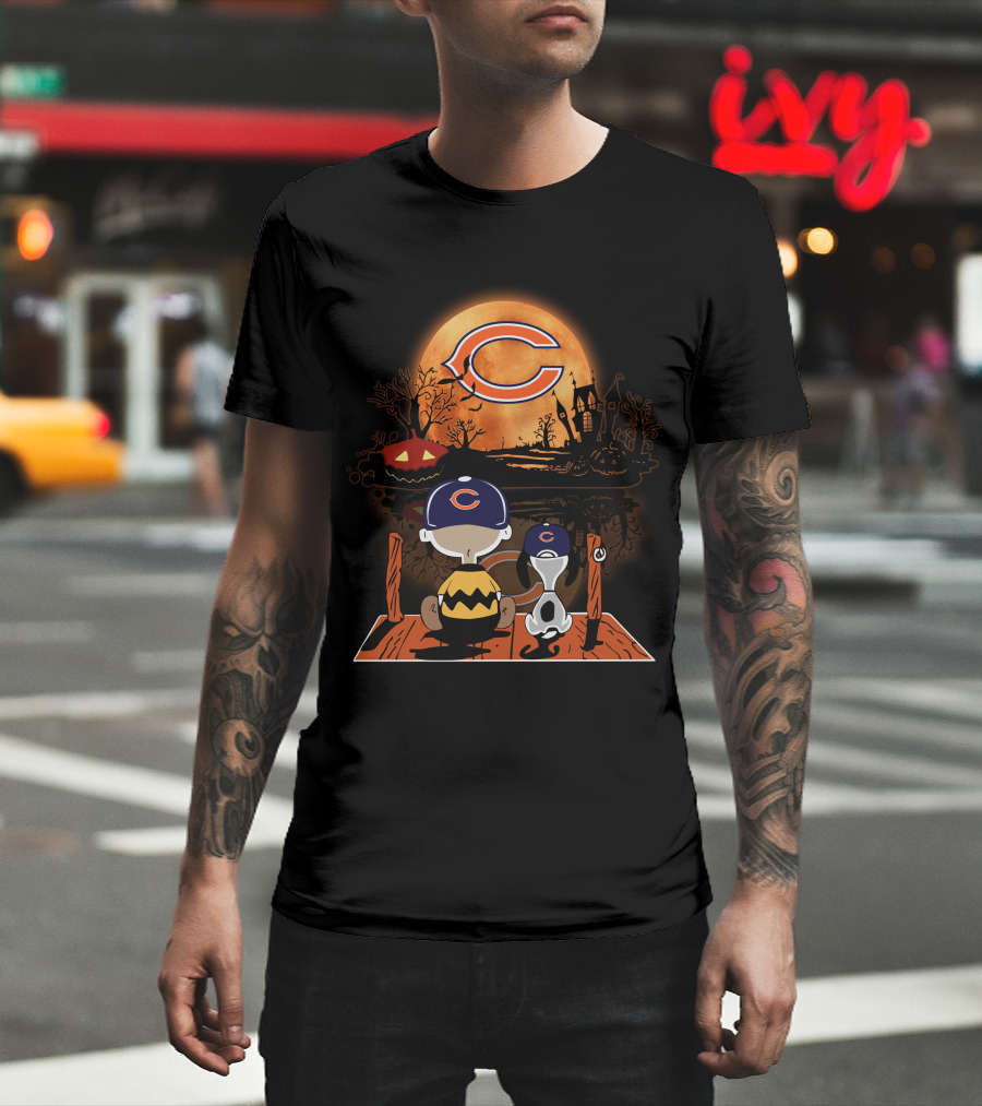 Charlie Brown Snoopy Chicago Bears Halloween Moon Scene T-Shirt