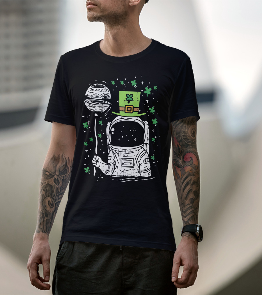 Irish Astronaut Holding Planet Balloon With Shamrocks And St Patrick's Hat T-Shirt