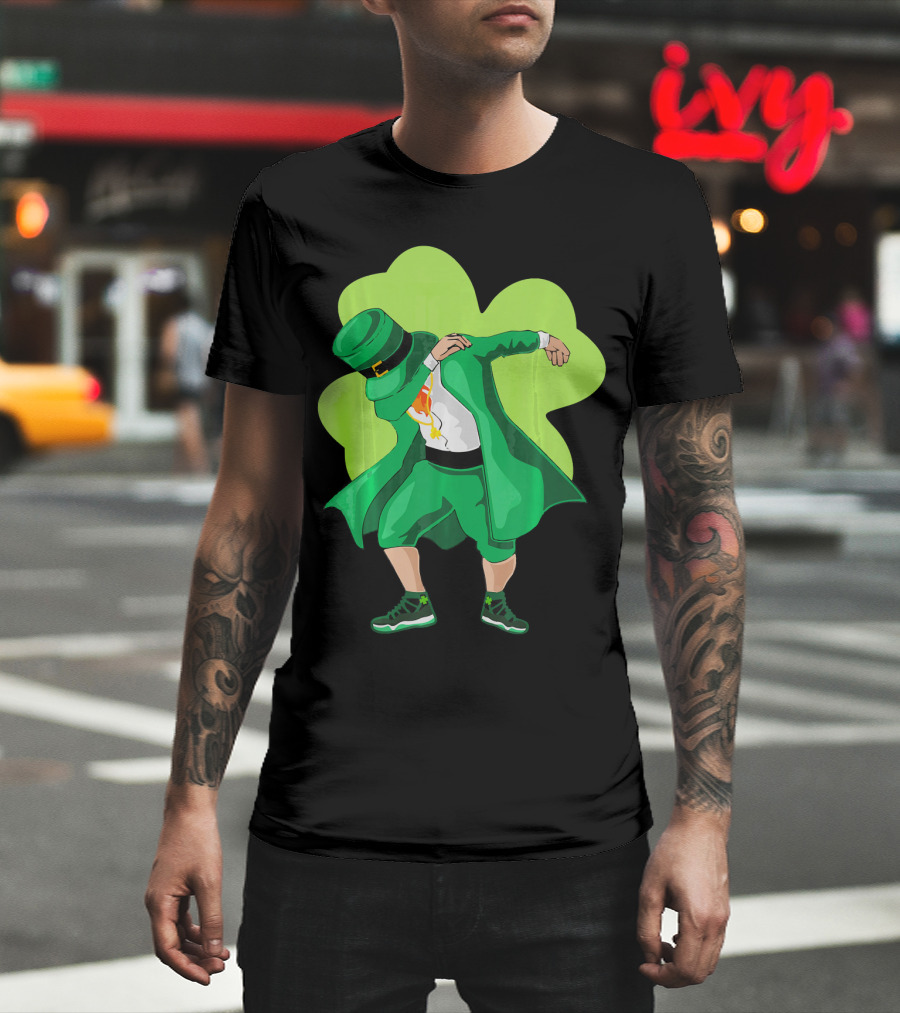 St. Patrick's Day Dabbing Leprechaun With Shamrock Background T-Shirt