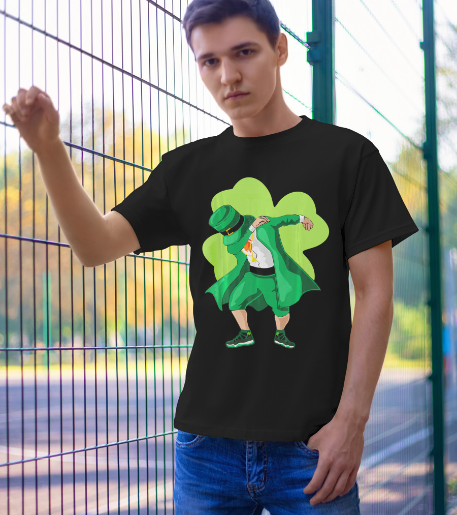 St. Patrick's Day Dabbing Leprechaun With Shamrock Background T-Shirt