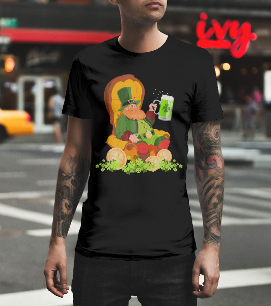 Leprechaun On Throne With Beer And Shamrocks St Patrick's Day T-Shirt