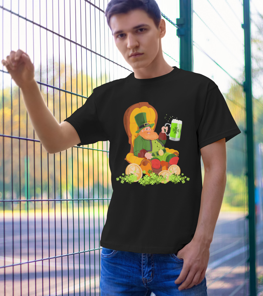 Leprechaun On Throne With Beer And Shamrocks St Patrick's Day T-Shirt
