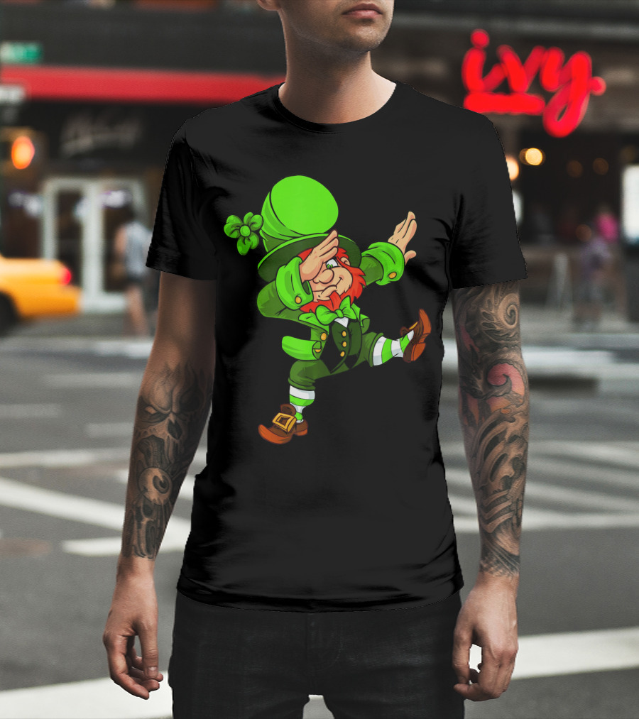 Funny Irish Dabbing Leprechaun With Green Hat And Shamrock T-Shirt