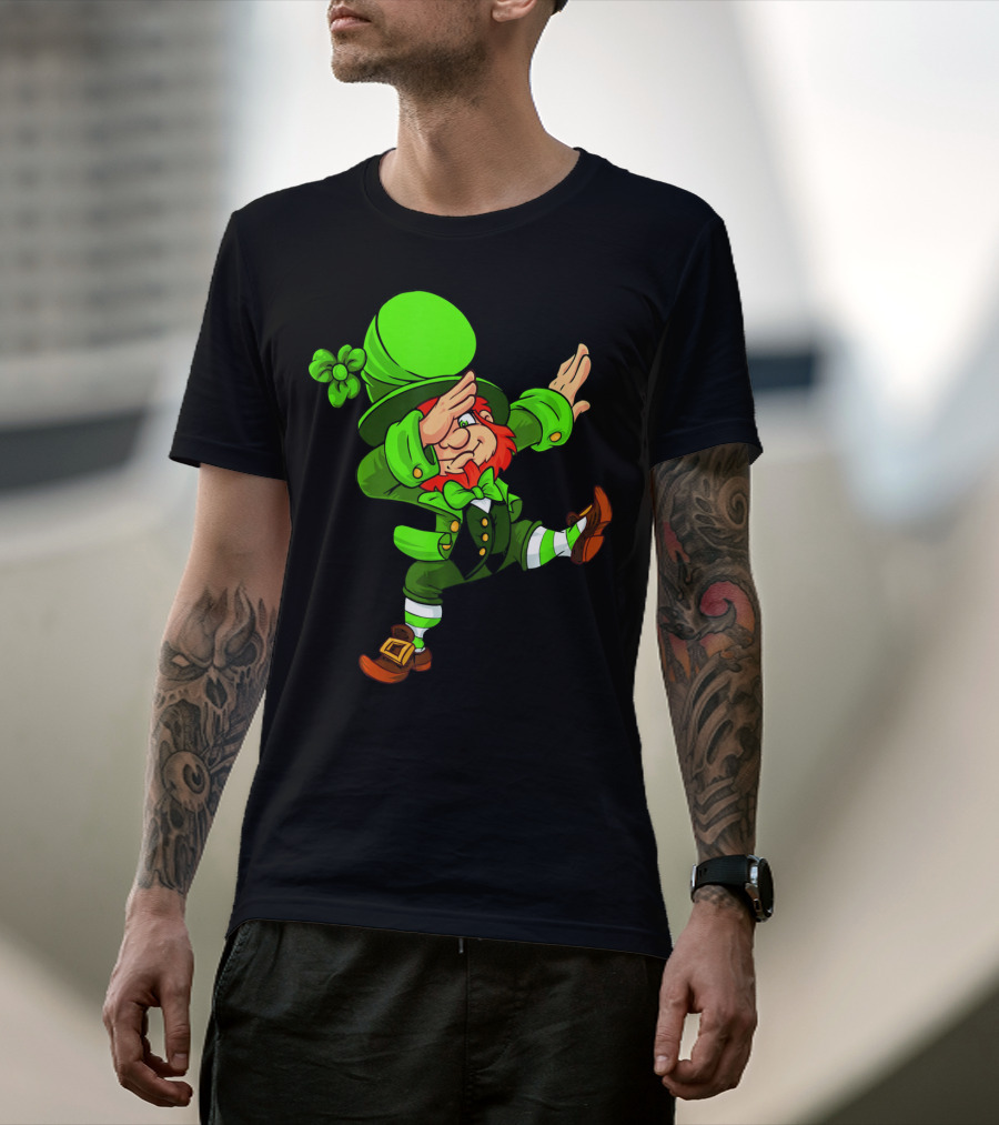 Funny Irish Dabbing Leprechaun With Green Hat And Shamrock T-Shirt