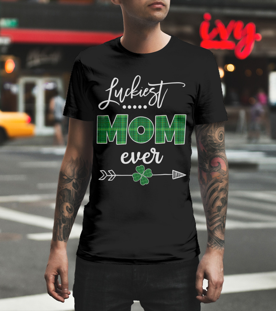 Luckiest Mom Ever St Patricks Day Four Leaf Clover Arrow T-Shirt
