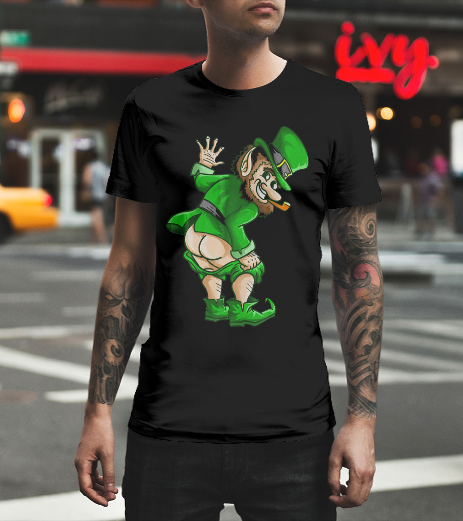 Mooning Leprechaun Mischievous Green Outfit Smoking Pipe T-Shirt