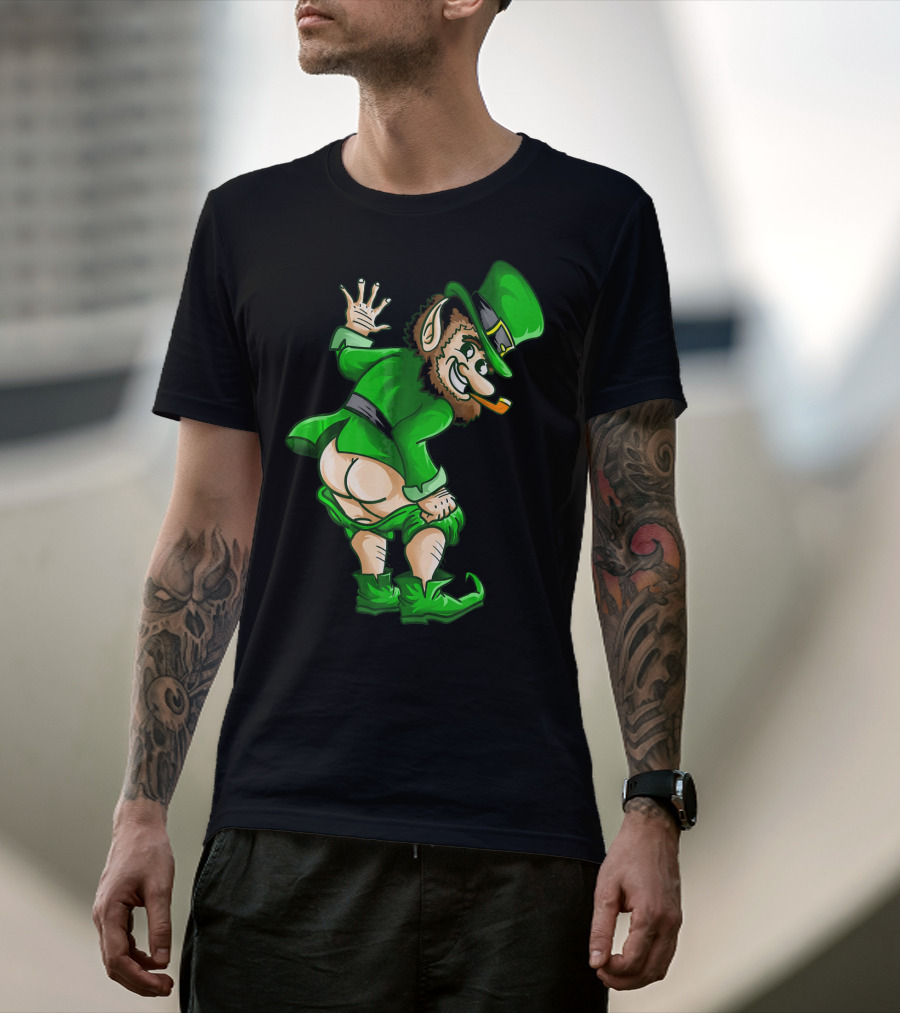 Mooning Leprechaun Mischievous Green Outfit Smoking Pipe T-Shirt