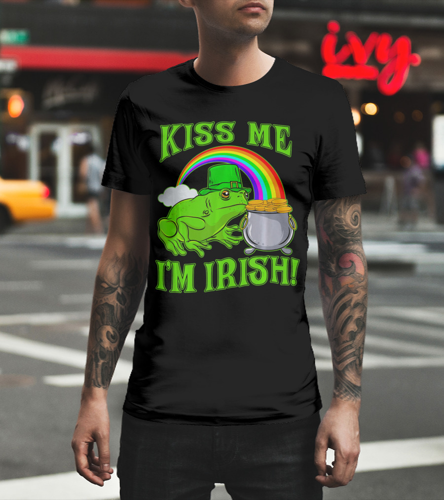 KISS ME I'M IRISH Frog With Rainbow And Pot Of Gold St Patricks Day T-Shirt