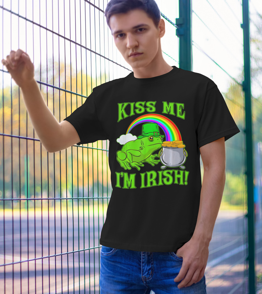 KISS ME I'M IRISH Frog With Rainbow And Pot Of Gold St Patricks Day T-Shirt