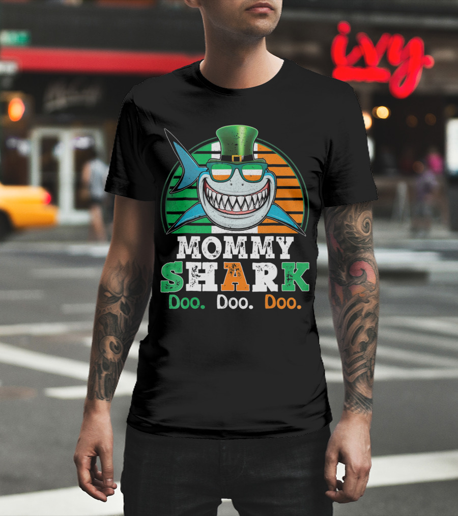 Mommy Shark Doo Doo Doo Funny St. Patrick's Day With Irish Colors And Leprechaun Hat T-Shirt