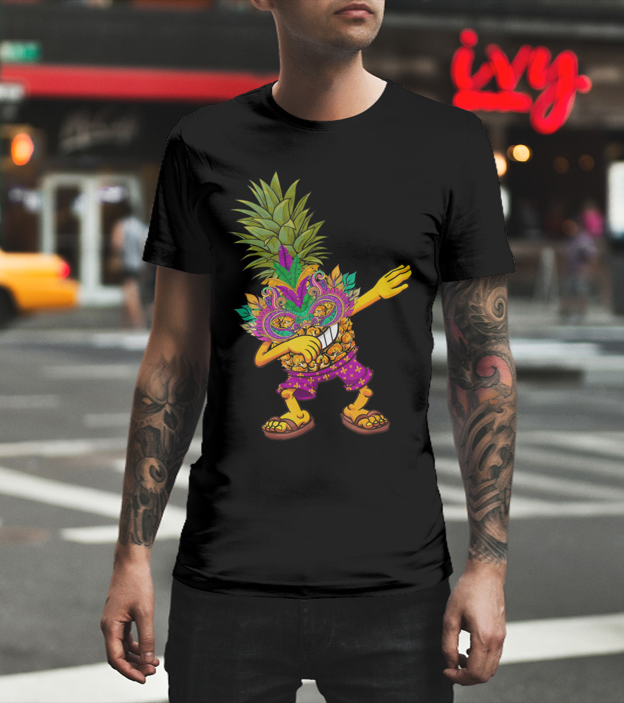 Funny Pineapple Wearing Mardi Gras Mask Dabbing Pose T-Shirt