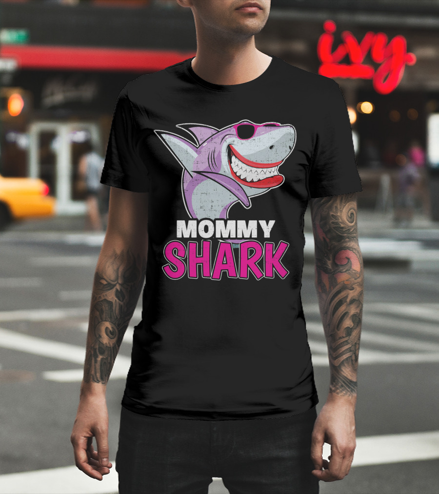 Mommy Shark Dabbing Stylish Sunglasses Fun T-Shirt