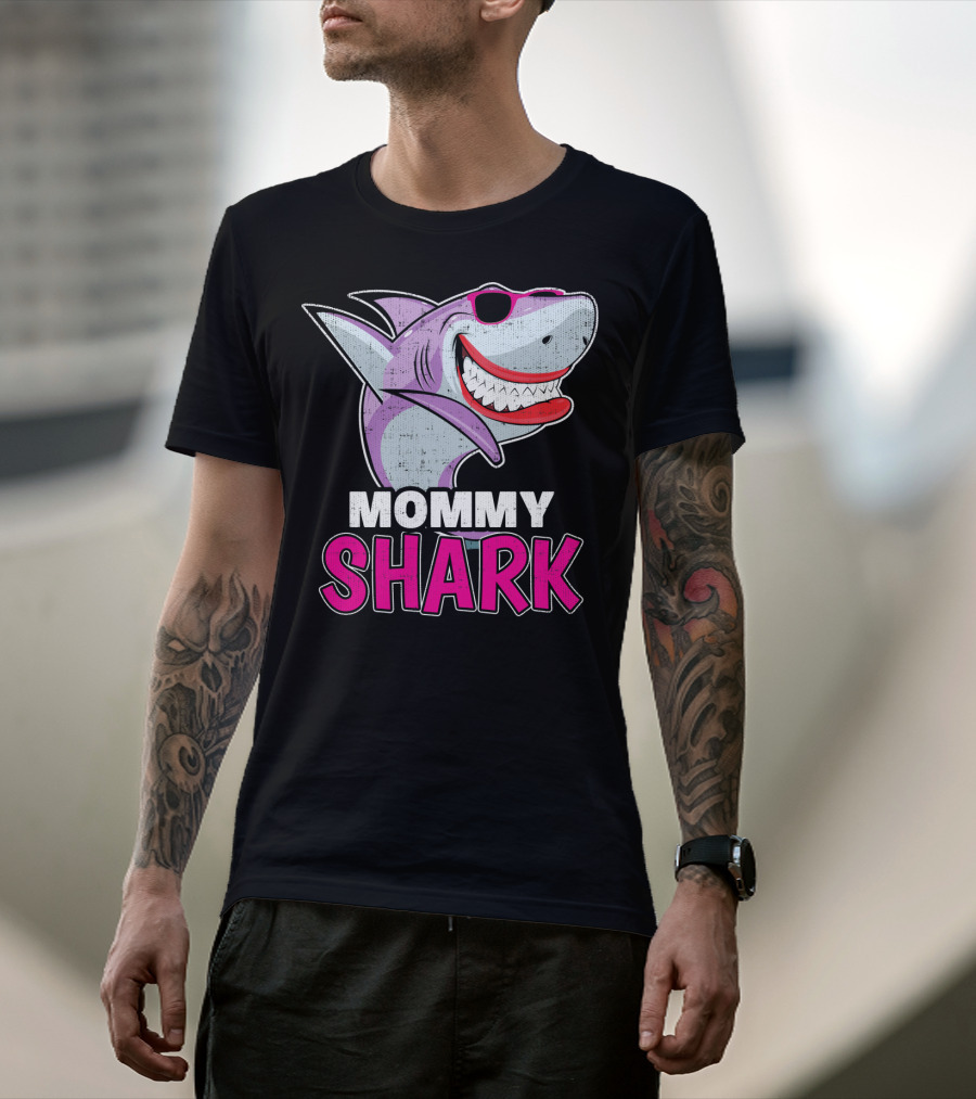 Mommy Shark Dabbing Stylish Sunglasses Fun T-Shirt
