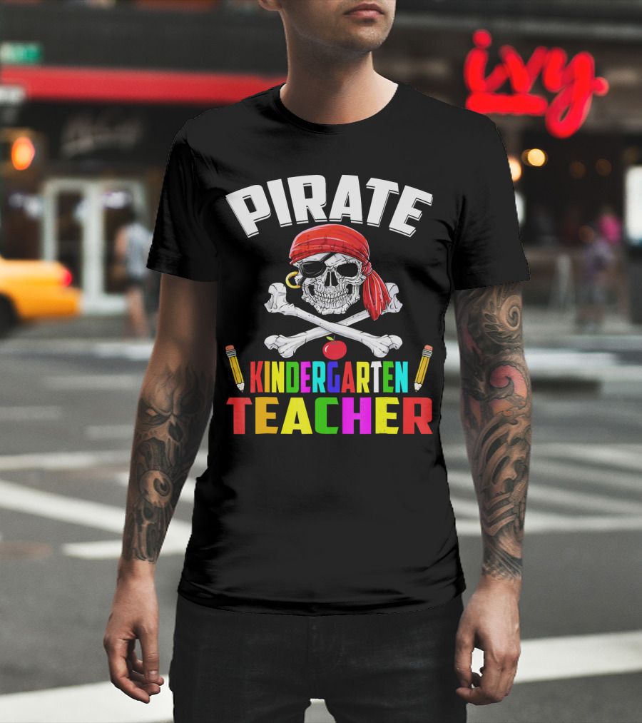 PIRATE KINDERGARTEN TEACHER Skull Crossbones Pencils Apple T-Shirt