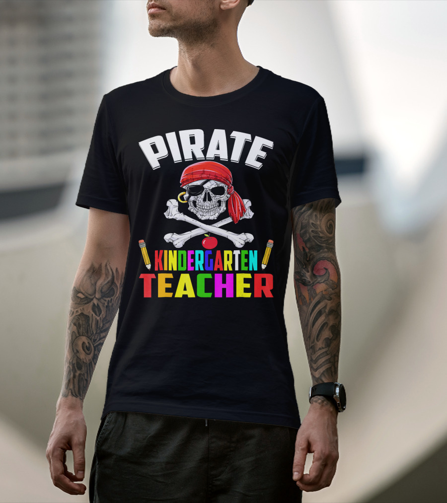 PIRATE KINDERGARTEN TEACHER Skull Crossbones Pencils Apple T-Shirt