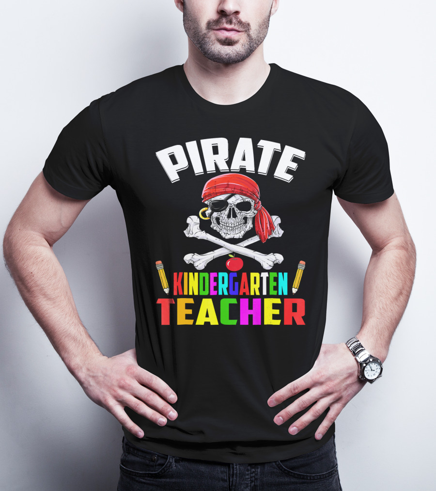 PIRATE KINDERGARTEN TEACHER Skull Crossbones Pencils Apple T-Shirt