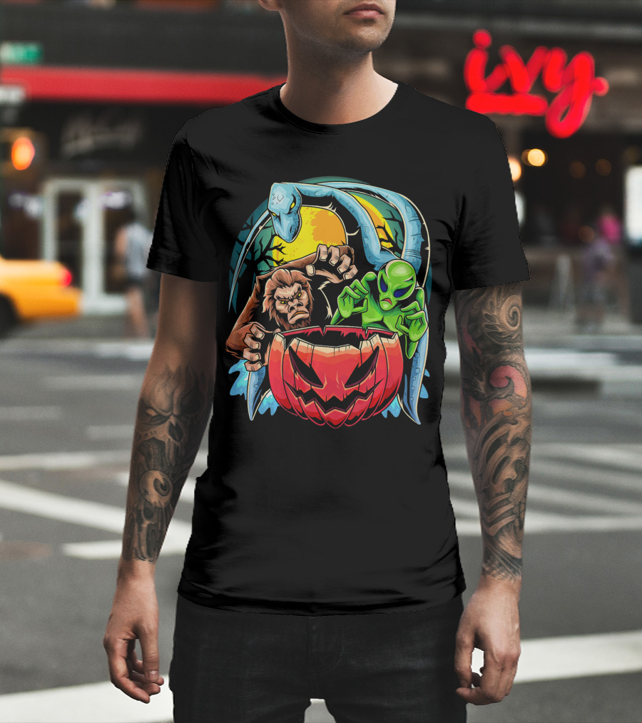 Bigfoot The Loch Ness Monster Alien With Pumpkin Halloween Scene T-Shirt