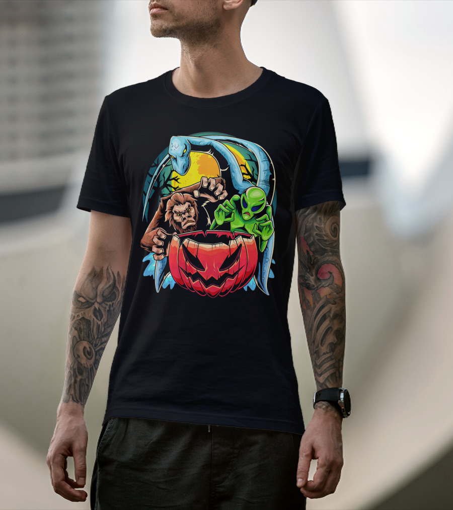 Bigfoot The Loch Ness Monster Alien With Pumpkin Halloween Scene T-Shirt