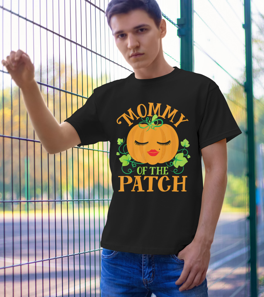 Mommy Pumpkin Of The Patch Face With Green Leaves And Vines T-Shirt