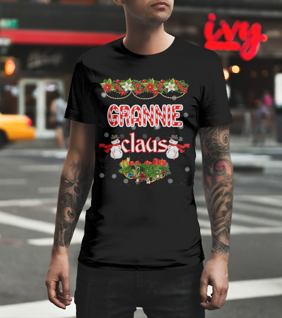 Grannie Claus Christmas Holly Snowflakes Snowmen Garland T-Shirt