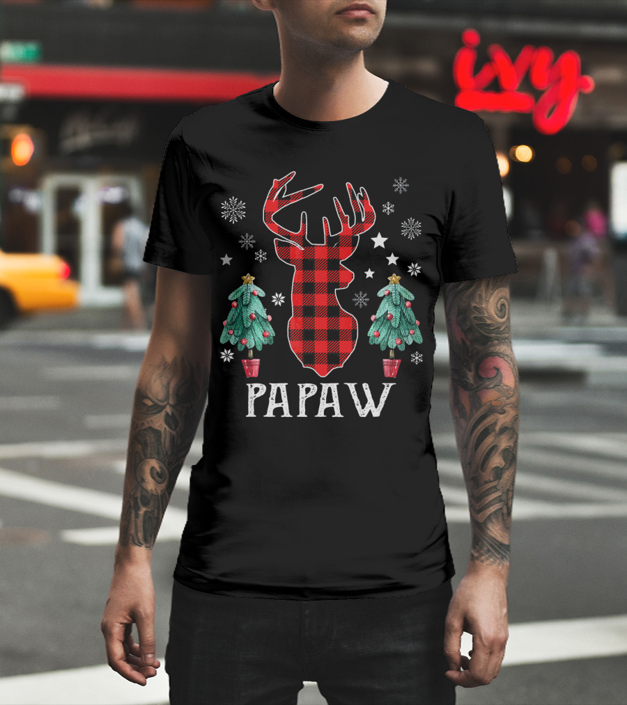 Papaw Plaid Reindeer Christmas Trees And Snowflakes Family Fun T-Shirt