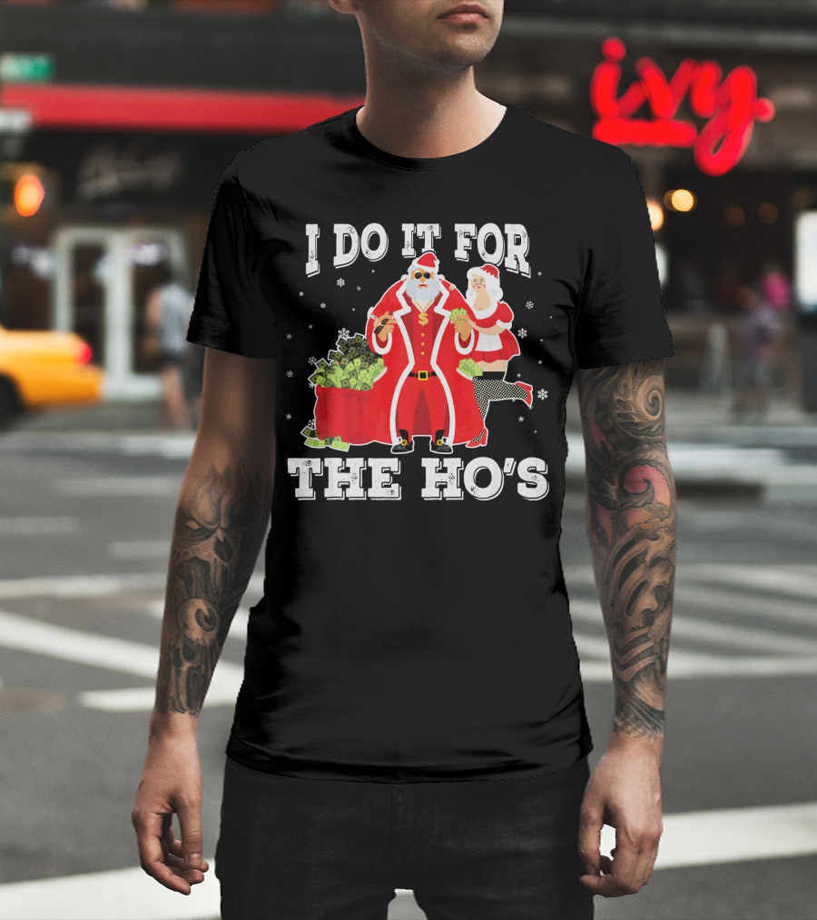 I Do It For The Ho's Santa With Money Bag And Mrs. Claus T-Shirt