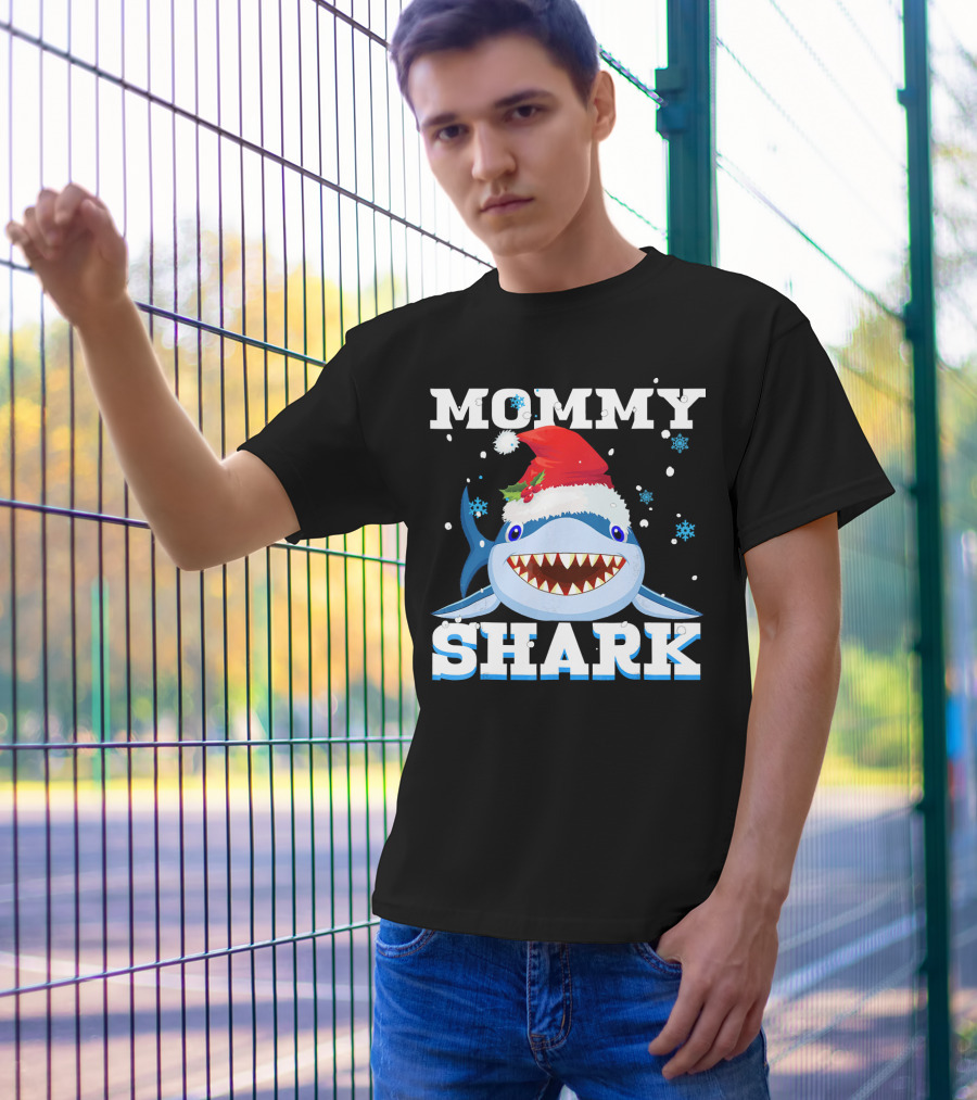 Mommy Shark Santa Hat Christmas Snowflakes T-Shirt