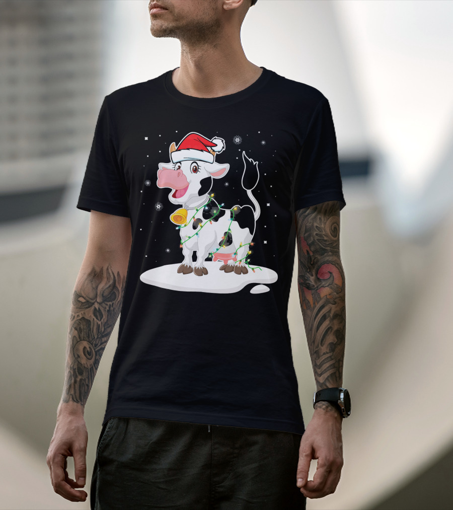 Lovely Cow Santa Xmas Lights On Snowy Tree Scene T-Shirt
