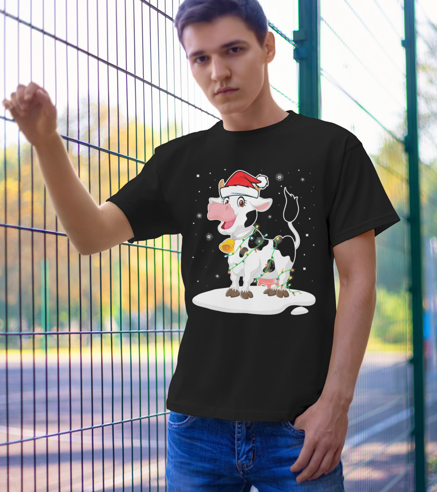 Lovely Cow Santa Xmas Lights On Snowy Tree Scene T-Shirt