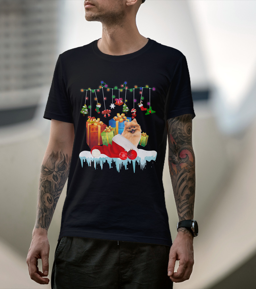 Pomeranian Santa Hat Surrounded By Christmas Gifts And Fairy Lights T-Shirt