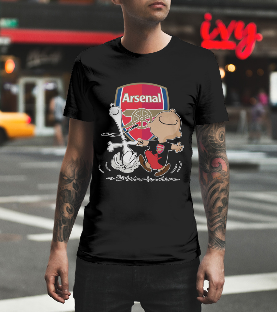 Arsenal Football Club Snoopy Charlie Brown Dancing Badge T-Shirt