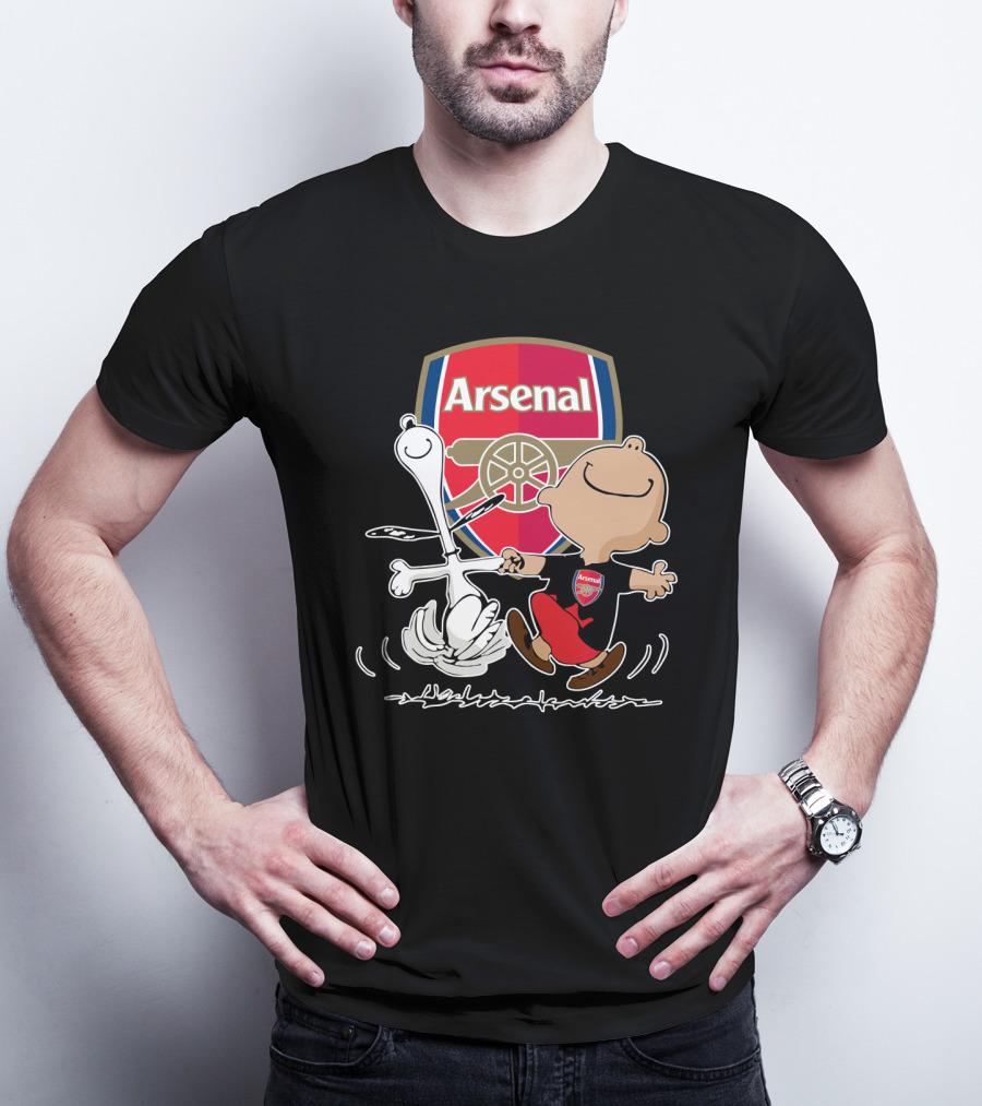 Arsenal Football Club Snoopy Charlie Brown Dancing Badge T-Shirt